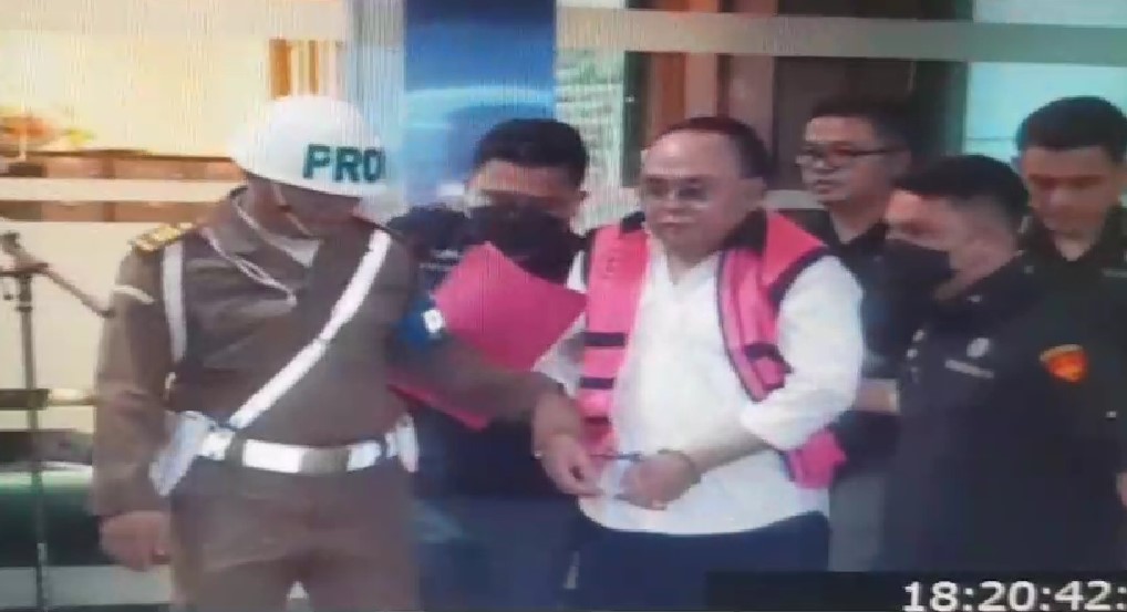 Kejagung Resmi Menahan IT, Tersangka Kasus Perjanjian Izin Tambang ... Kejagung Resmi Menahan IT, Tersangka Kasus Perjanjian Izin Tambang ...